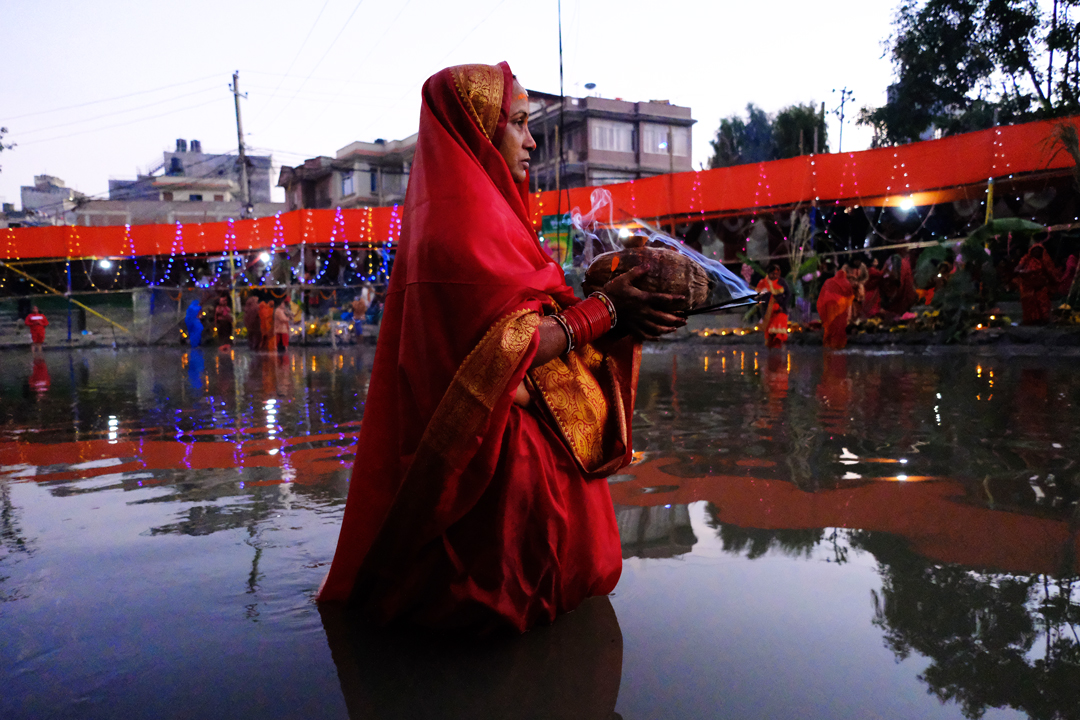 Chhath Parva: Devotees offer "Argha" to rising sun - DCnepal